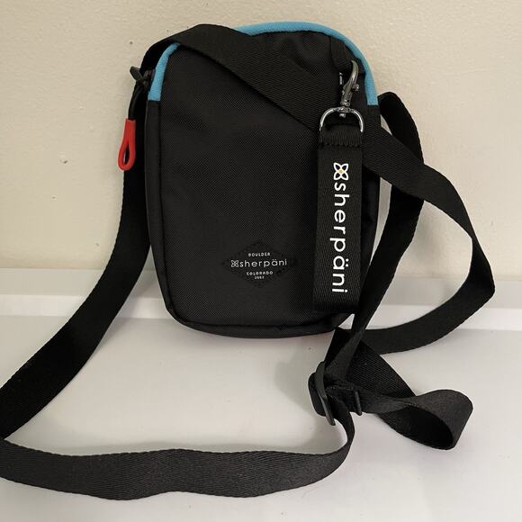 Sherpani | Bags | Sherpani Rogue Crossbody Bag W Keystrap Black Purse ...